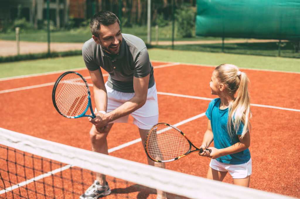 Makemake ʻoe i kāu keiki e hele i kahi kula tennis maikaʻi? Eia kā ...