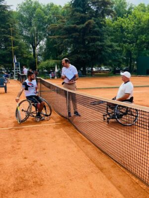 Tennis yevanorwara nevhiri inodzoka: mitambo yepamusoro-soro yepasi ...