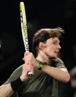 "Wil je vechten?" Het surrealistische gevecht tussen Moutet en Bublik ...