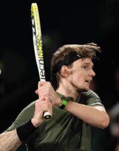 "Wil je vechten?" Het surrealistische gevecht tussen Moutet en Bublik ...