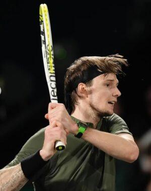 "Wil je vechten?" Het surrealistische gevecht tussen Moutet en Bublik ...