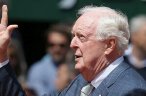 Australien trauert de Fred Stolle. Den Darren Cahill erënnert him.