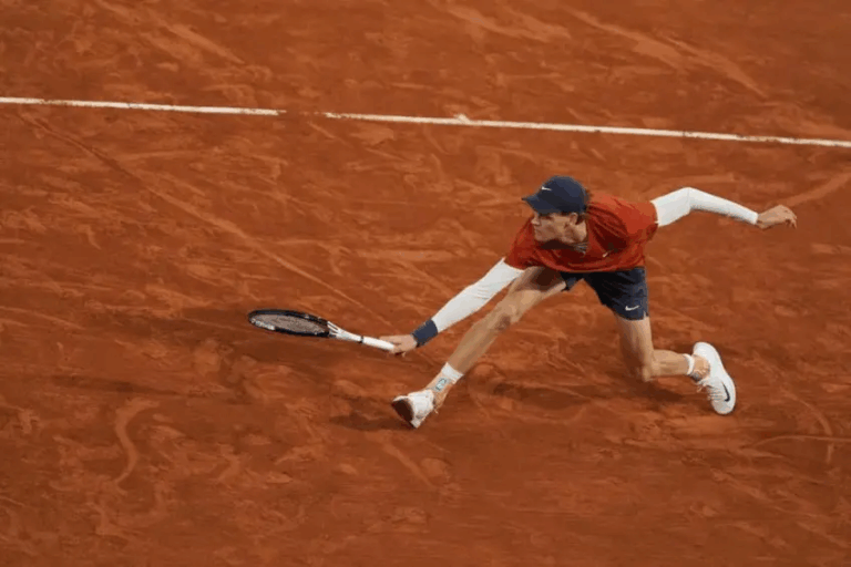 Bumalik na sa court si Sinner! Nagsasanay ngayon kasama ang kanyang ...