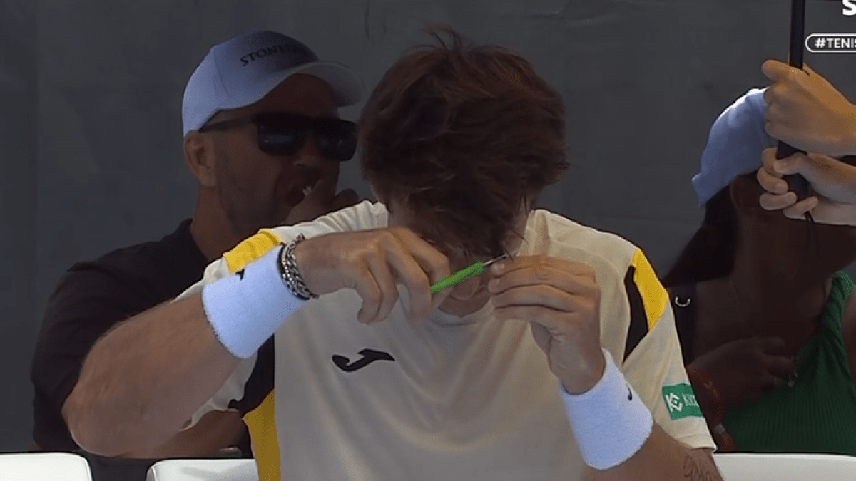 ATP Auckland, skenë surreale: Ugo Carabelli pret flokët në fushë [VIDEO ...