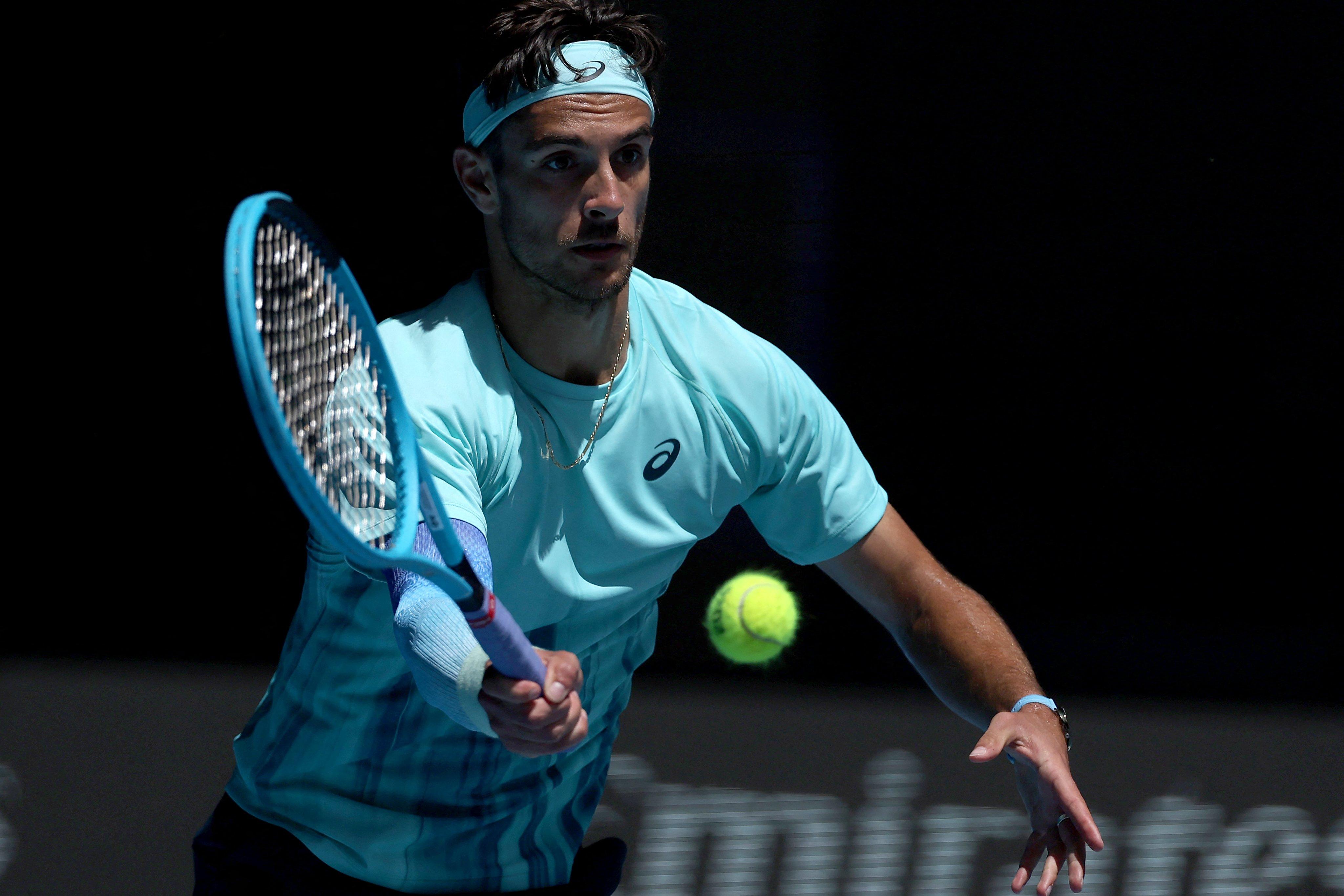 Australian Open: Musetti gir opp, Djokovic går videre til semifinalen