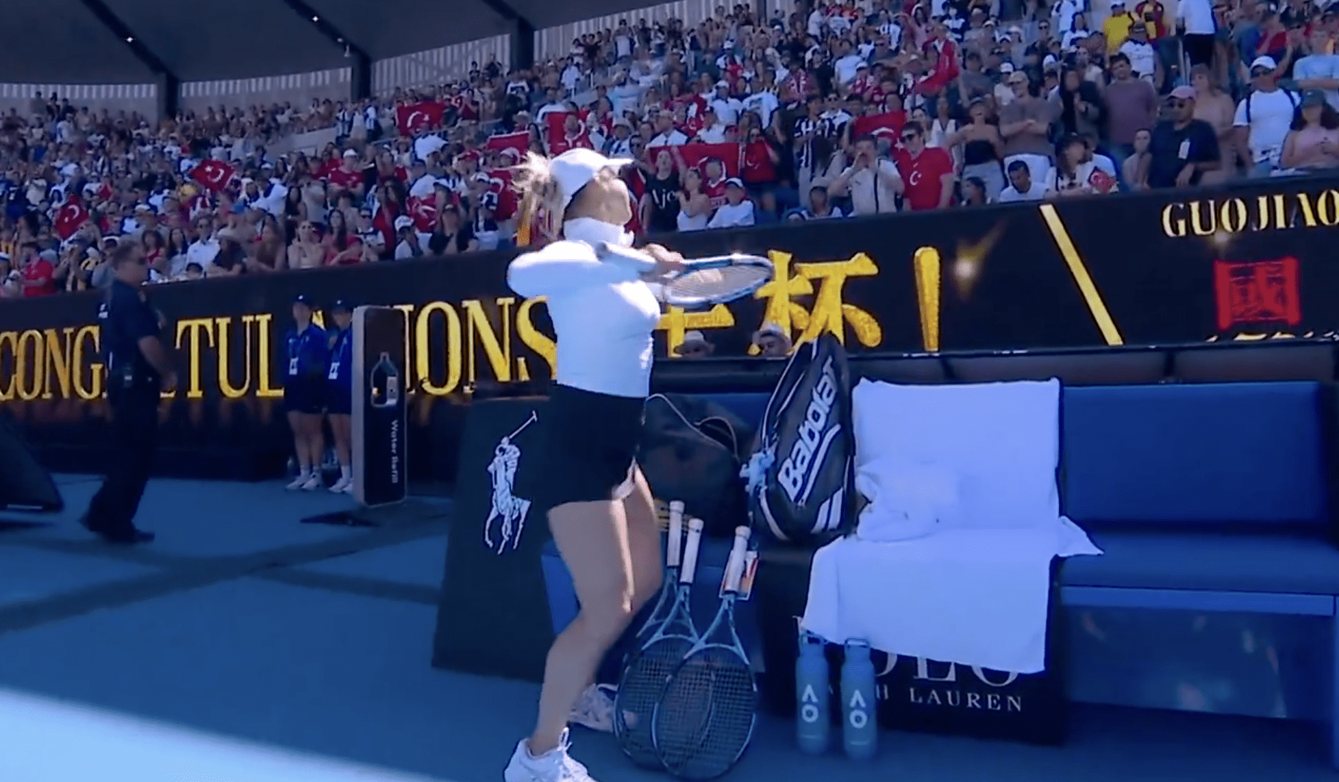 D'Putintseva danzt ënner Pfeifen, surrealistesch Atmosphär um Terrain ...